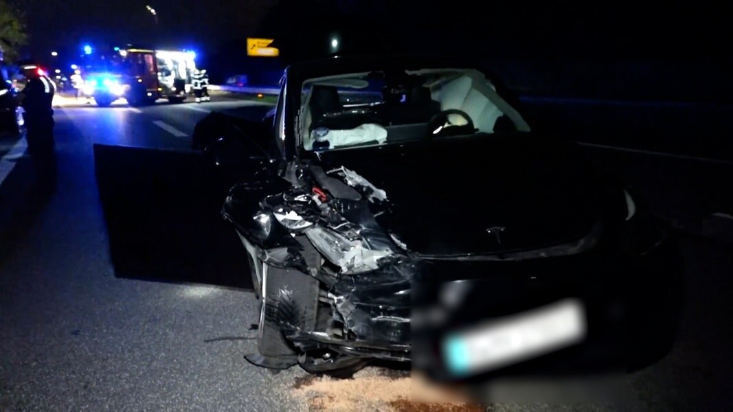 Schwerer Unfall auf der B5 mit Fahrerflucht | NDR.de - Nachrichten ... Schwerer Unfall auf der B5 mit Fahrerflucht | NDR.de - Nachrichten ...
