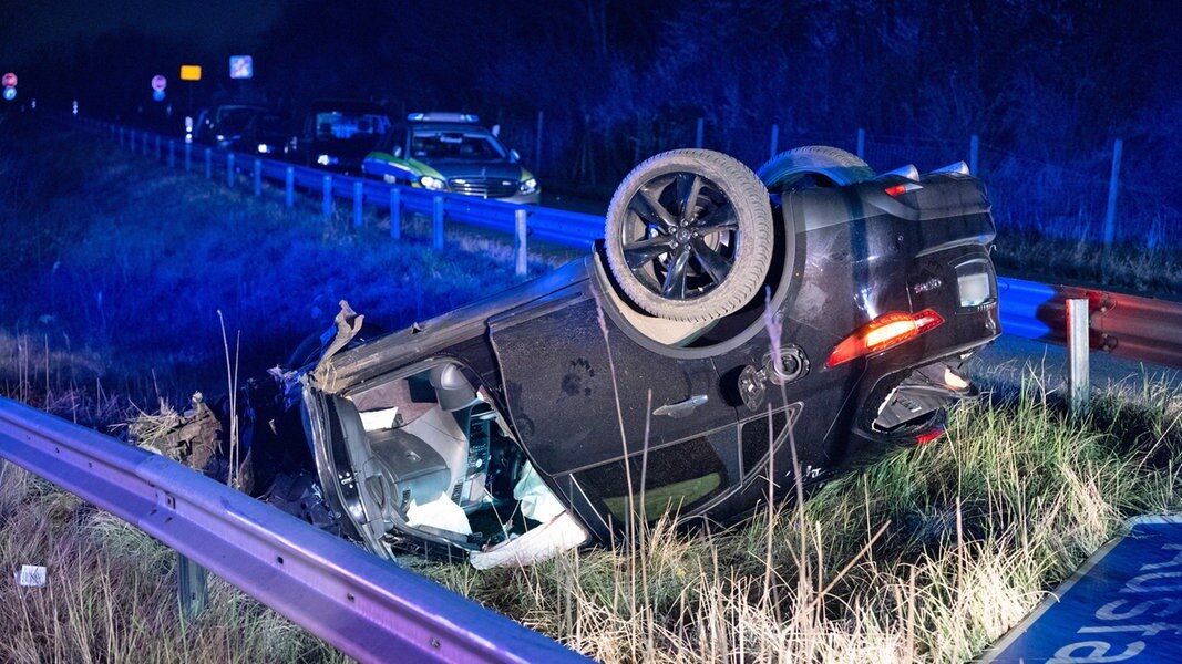 Unfall mit gestohlenem Auto auf der A25 | NDR.de - Nachrichten - Hamburg Unfall mit gestohlenem Auto auf der A25 | NDR.de - Nachrichten - Hamburg