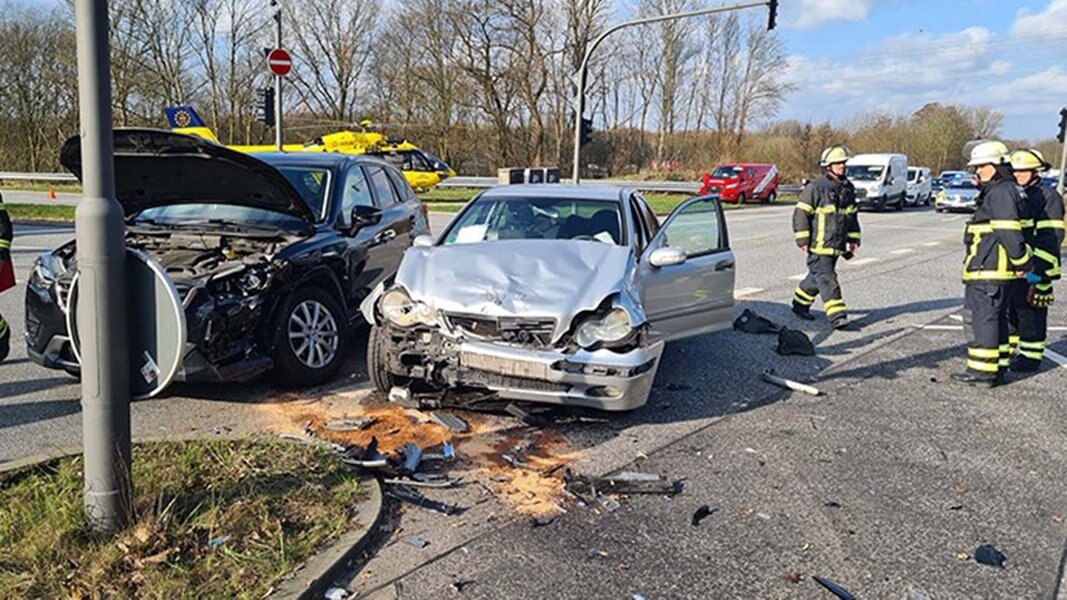Schwerer Unfall auf der B5 in Hamburg | NDR.de - Nachrichten - Hamburg Schwerer Unfall auf der B5 in Hamburg | NDR.de - Nachrichten - Hamburg