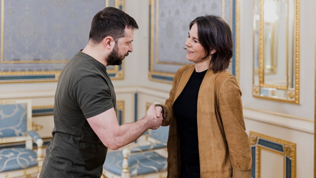 Bundesaußenministerin Baerbock zu Besuch in der Ukraine | NDR.de ... Bundesaußenministerin Baerbock zu Besuch in der Ukraine | NDR.de ...