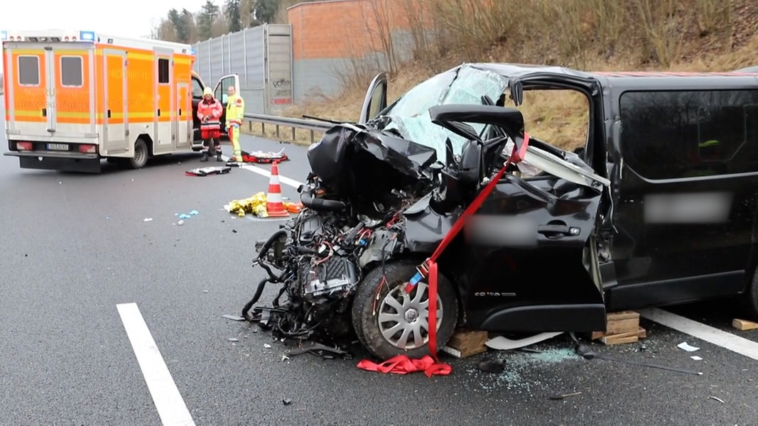 Kleinbus fährt auf Lkw auf: Ein Toter bei Unfall auf der A7 | NDR.de ... Kleinbus fährt auf Lkw auf: Ein Toter bei Unfall auf der A7 | NDR.de ...