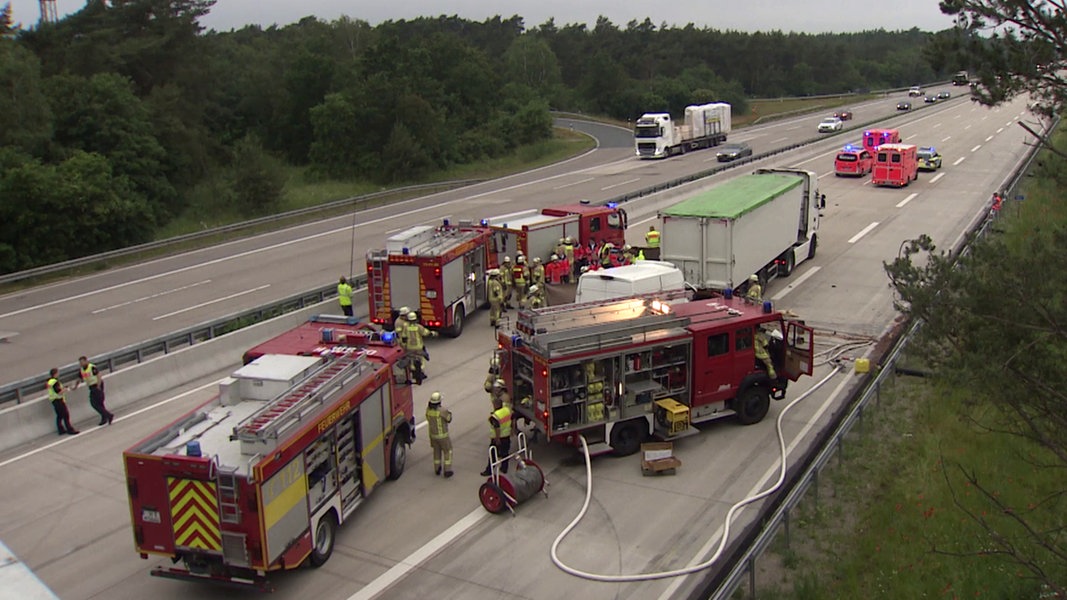 Ein Toter bei schwerem Unfall auf der A7 | NDR.de - Nachrichten ... Ein Toter bei schwerem Unfall auf der A7 | NDR.de - Nachrichten ...