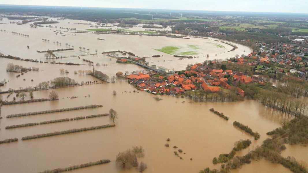 Hochwasser: Hubschrauber-Flug zeigt Ausmaß an der Weser | NDR.de ... Hochwasser: Hubschrauber-Flug zeigt Ausmaß an der Weser | NDR.de ...
