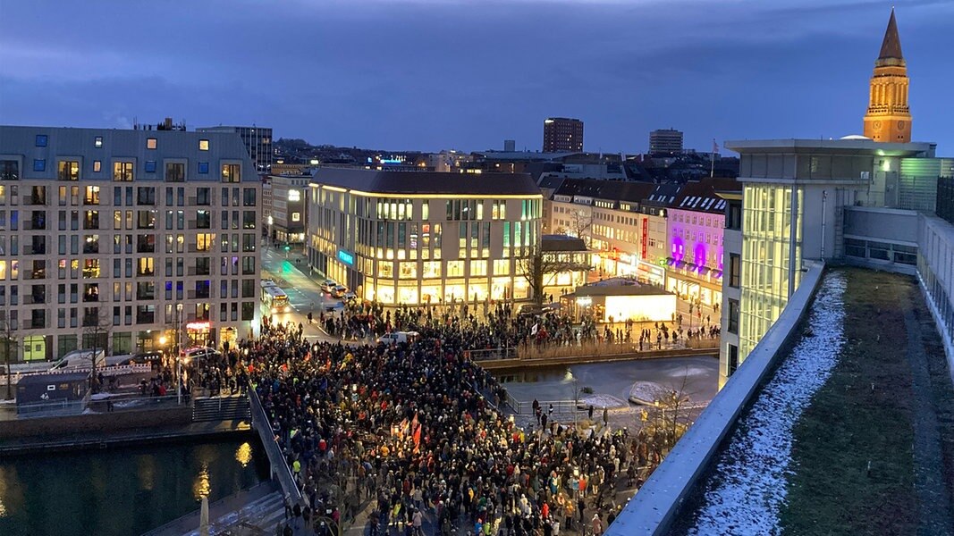 Kiel: Wieder Tausende Menschen gegen rechts auf der Straße | NDR.de ... Kiel: Wieder Tausende Menschen gegen rechts auf der Straße | NDR.de ...