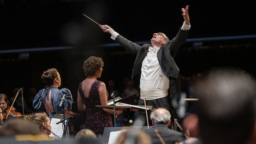 Abschiedskonzert für Chefdirigent Andrew Manze | NDR.de - Orchester und ... Abschiedskonzert für Chefdirigent Andrew Manze | NDR.de - Orchester und ...