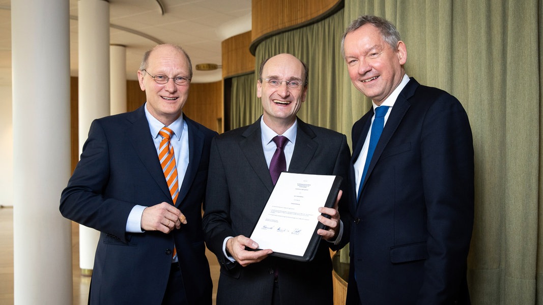 Andrew Manze bleibt bis 2023 Chefdirigent | NDR.de - Orchester und Chor ... Andrew Manze bleibt bis 2023 Chefdirigent | NDR.de - Orchester und Chor ...