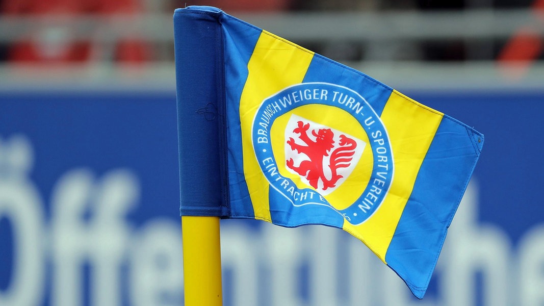Eintracht Braunschweig: Fan stirbt bei Partie gegen Greuther Fürth ... Eintracht Braunschweig: Fan stirbt bei Partie gegen Greuther Fürth ...