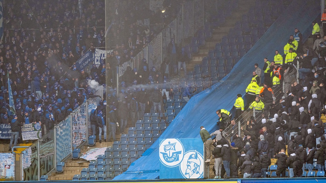 Hansa Rostock verliert gegen Schalke - Ausschreitungen auf den Rängen ... Hansa Rostock verliert gegen Schalke - Ausschreitungen auf den Rängen ...